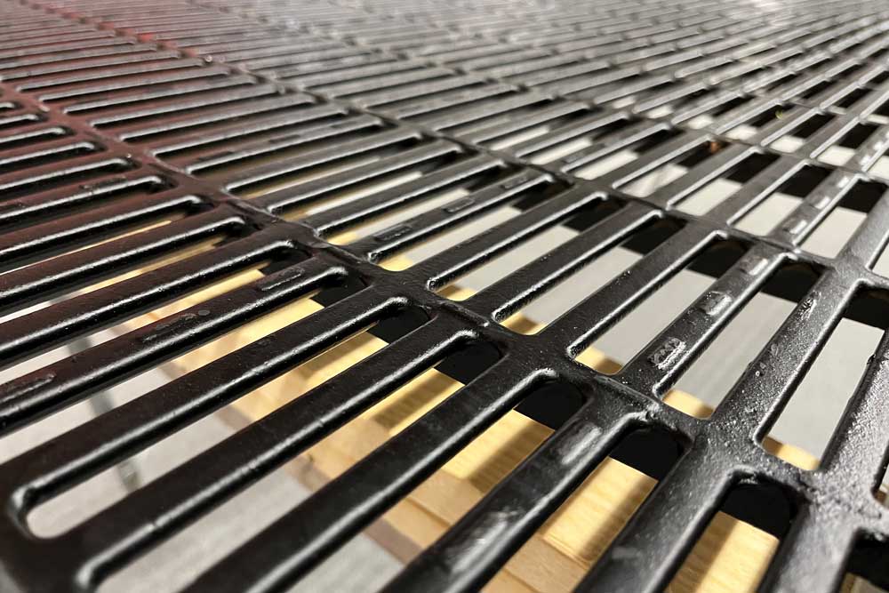 Combination of plastic and cast iron slats for farrowing pens