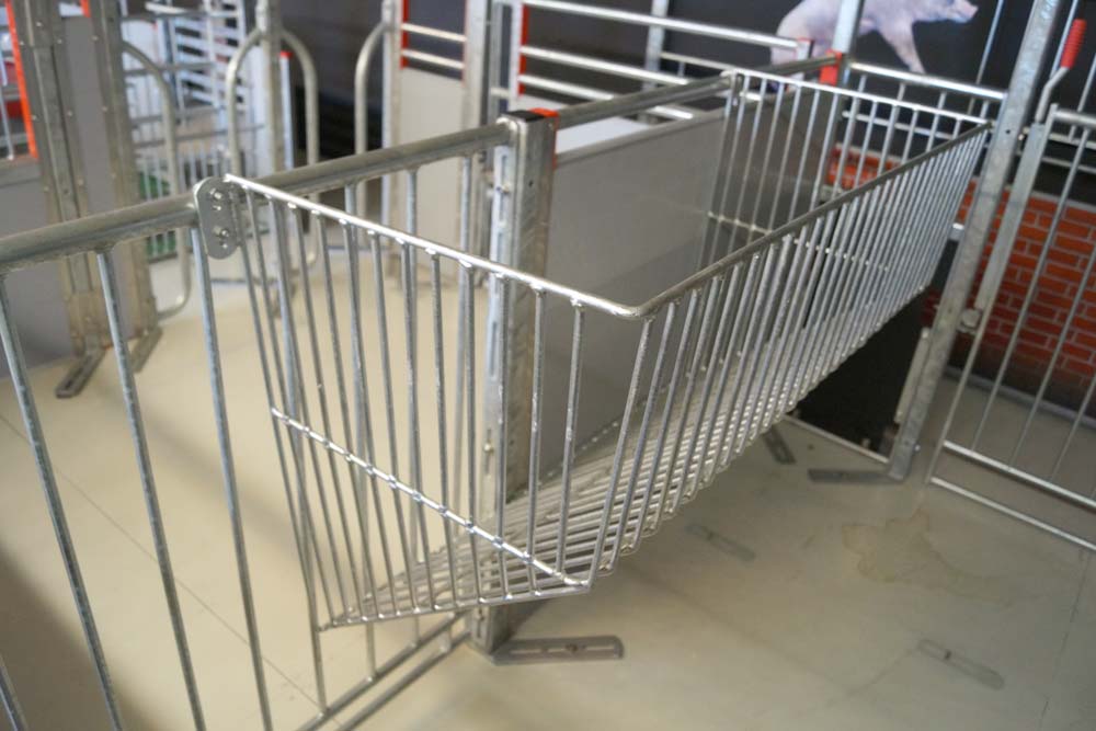 Manipulation and investigation materials for pigs | Straw racks