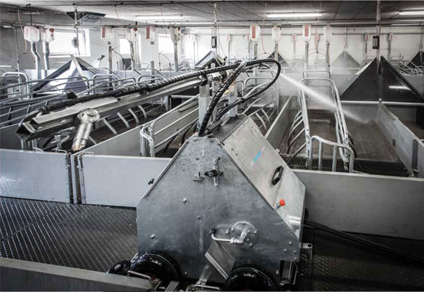 Wash robot for pig barns - takes approx. 80% of the wash time